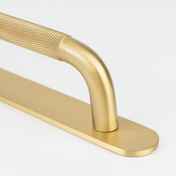 Ronde Knurled Pull with Backplate | Brushed Brass - Heart Handles